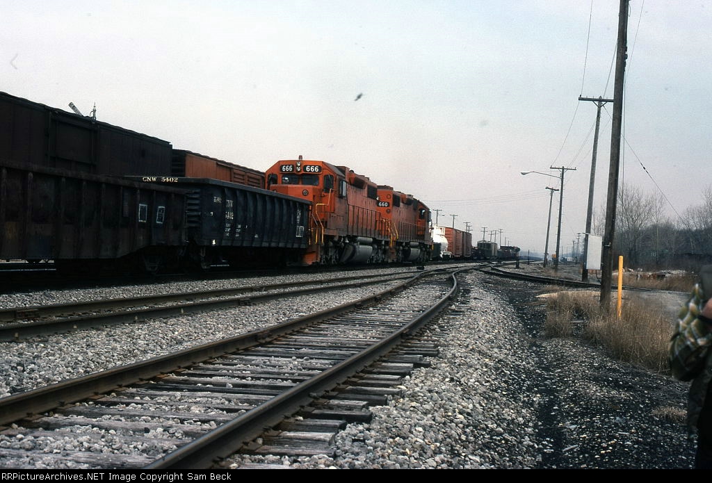 EJ&E 666 and 660 at Hartsdale